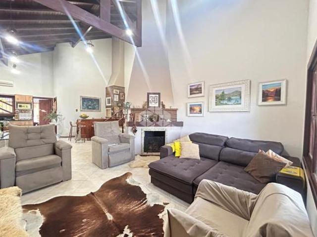 Casa de 3 dormitórios e piscina no bairro Renascença!