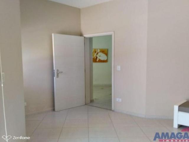 Casa de 3 dormitórios em condomínio