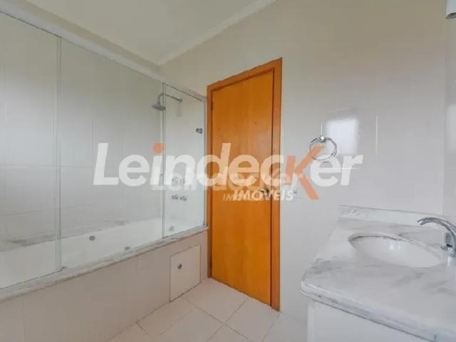 Casa de 3 dormitórios em condomínio fechado próxima ao center lar