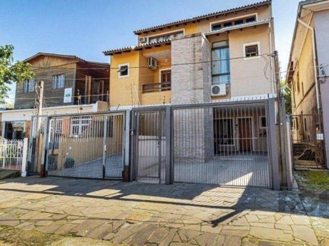 Casa de 3 dormitórios no bairro Cavalhada