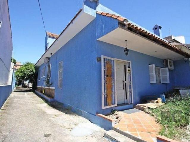 Casa de 3 dormitórios no bairro Partenon