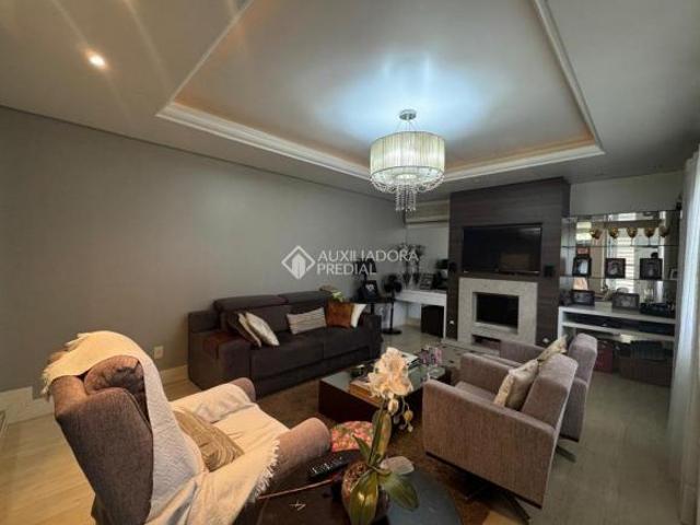 Casa de 3 dormitórios no Bairro São José, com 180 m² privativos