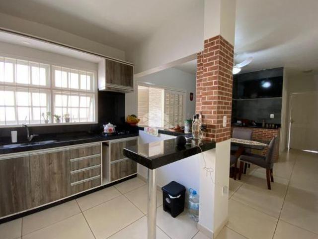 Casa de 3 dormitórios no Senai, peças amplas + casa anexa