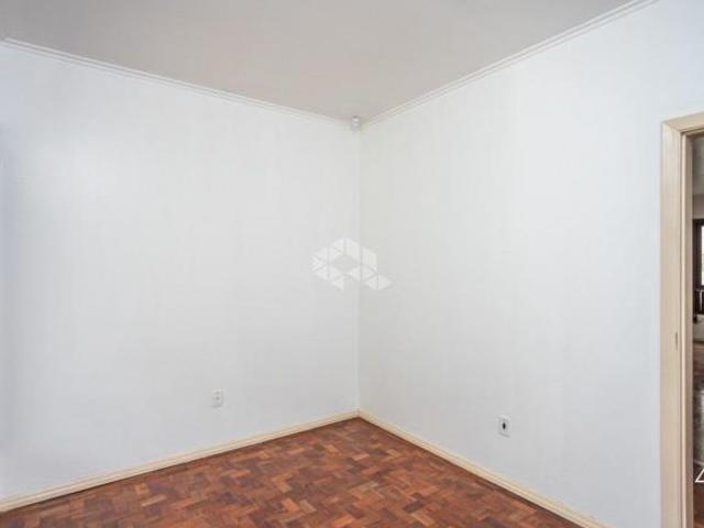 Casa de 3 dormitórios, sendo 1 suíte, churrasqueira e área de serviço. Terreno 14x22 e 155m² privati