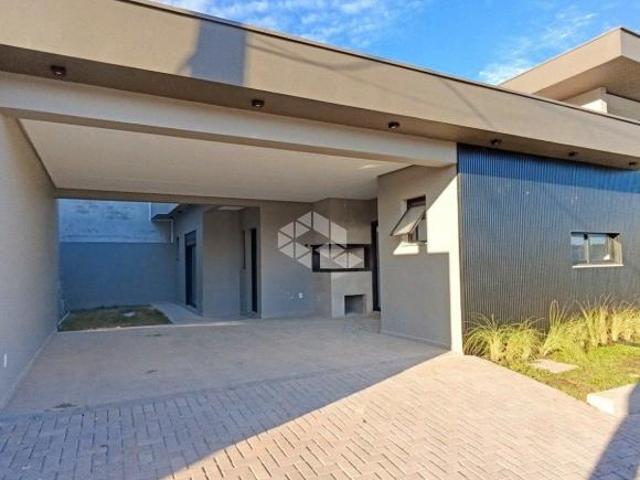 Casa de 3 dormitórios, sendo 1 suíte, garagem coberta, espaço social com piscina. Bairro Bela Vista