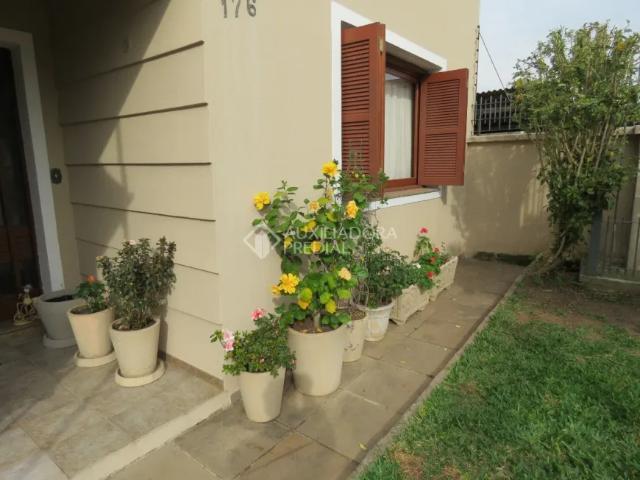 Casa de 3 dormitórios, suíte, 2 sacadas, sobrado, hall de entrada, jardim, living, sala de jantar