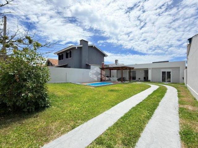 Casa de 3 dormitórios térrea, com piscina a 2 quadras do mar na praia de Arroio Teixeira em Capão da