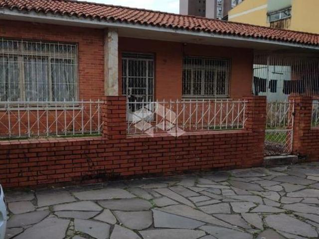 Casa de 3 dormitórios, terreno de esquina no Menino Deus próximo ao Hospital Mãe de Deus