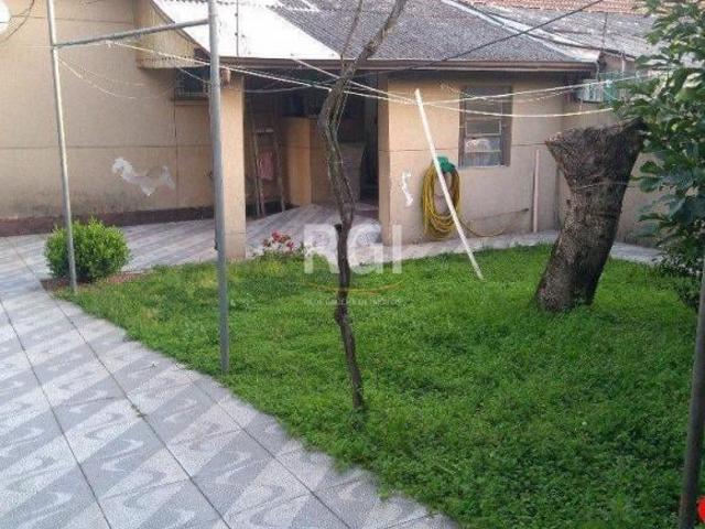 Casa de 3 dormitórios, vagas e pátio Passo da Areia