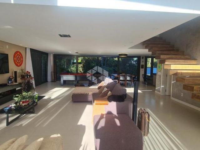 Casa de 3 suítes e piscina, com vista pra mata nativa, no Condomínio Buenavista