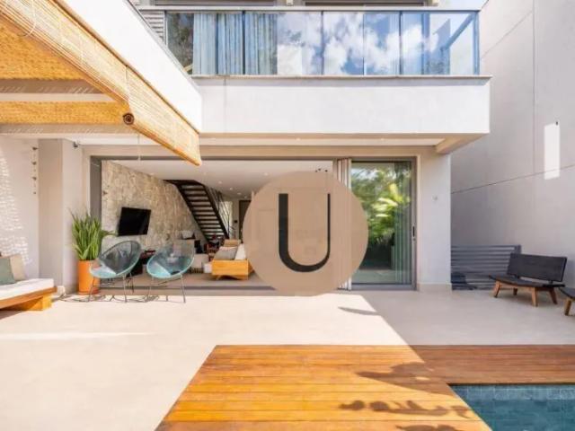 Casa de 3 Suítes em condomínio Resort repleta armários planejados