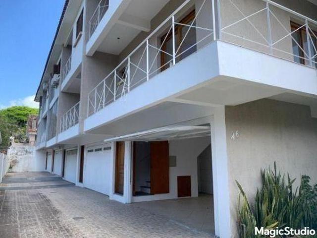 Casa de 3 Pavimentos com Sacadas, Lareira e Espaço Gourmet