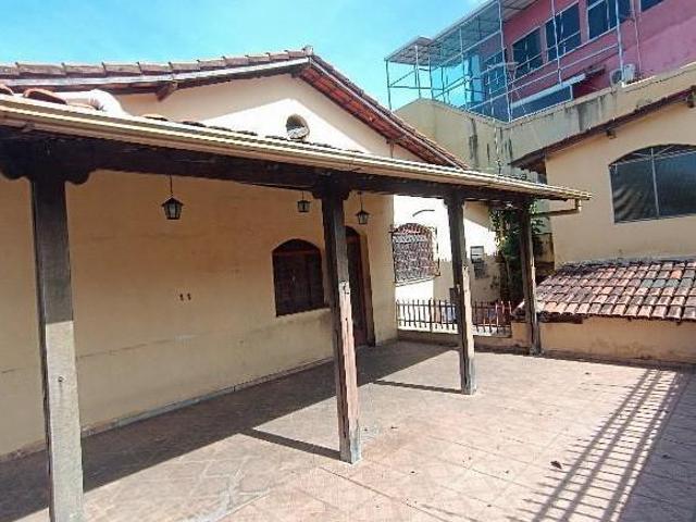 Casa de 3 quartos a venda no bairro Santa Cruz, com barracao de aluguel independente!