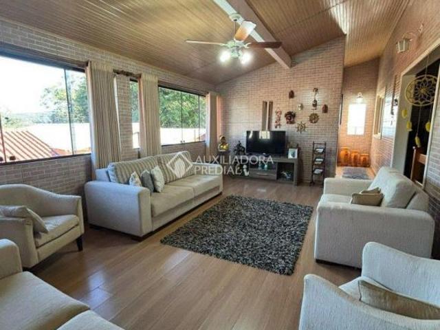Casa de 3 quartos, área gourmet, vagas de garagem e piscina