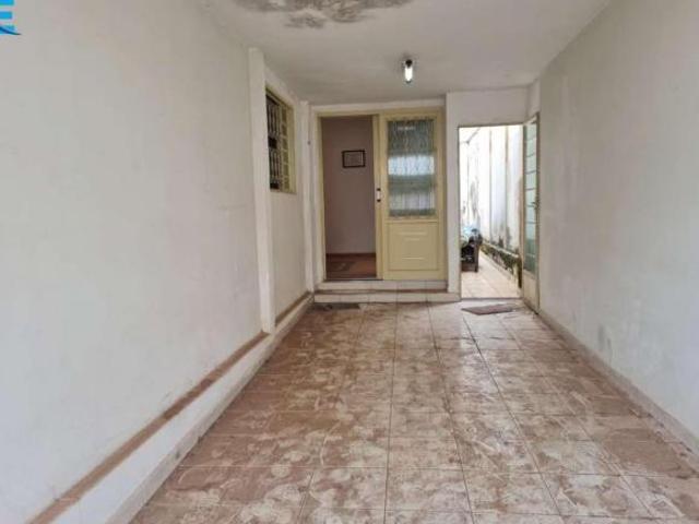 Casa de 3 quartos, bem localizada no bairro Osvaldo Resende, com cozinha separada e uma vaga de gara