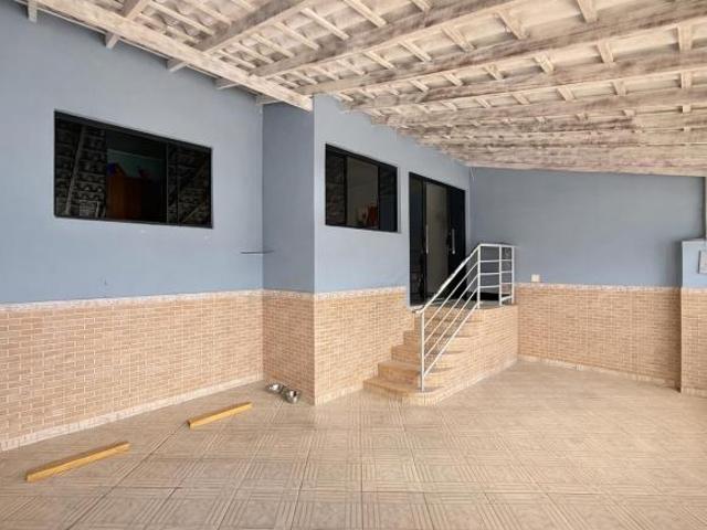 Casa de 3 quartos c/ 1 suíte, lote de 140 m², 2 vagas, QR 402