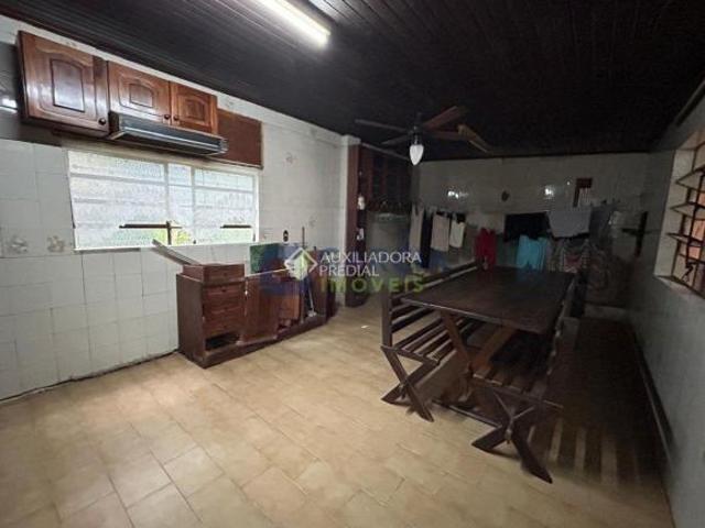 Casa de 3 quartos com 1 vaga à venda no bairro Jardim Itú em Porto Alegre