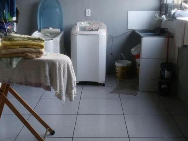 Casa de 3 quartos com apartamento em cima e barracão nos fundos