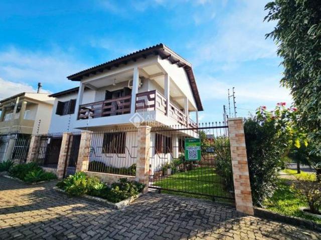 Casa de 3 quartos, com sacada, semi mobiliada no Bairro Santa Fé