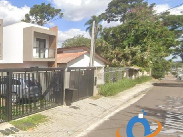 Casa de 3 quartos com suíte e 3 vagas de garagem à venda em Curitiba PR, bairro Uberaba: confira já!