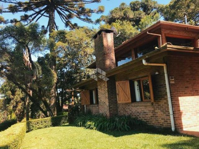Casa de 3 Quartos com Suíte, Quiosque Privativo e 4 Vagas em Canela Porteira Fechada