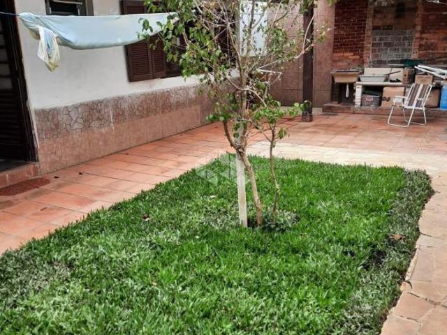 Casa de 3 quartos com pátio no Bairro Auxiliadora próximo as Av. Carlos Gomes e Anita Garibaldi. I