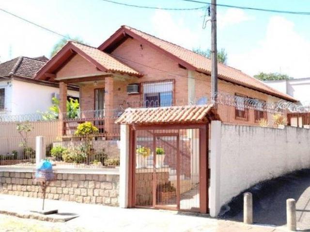 Casa de 3 quartos, com vaga coberta no bairro Jardim Carvalho