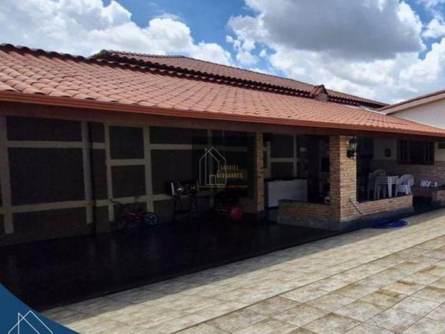 Casa de 3 Quartos e 1 suíte, com área de churrasqueira à venda no Jardim Leblon