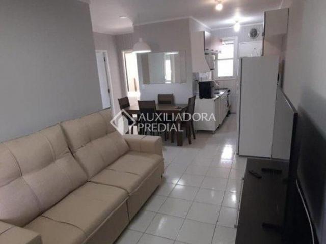 Casa de 3 quartos e 2 vagas em condomínio