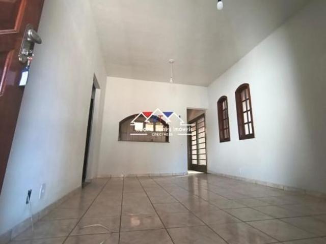 CASA DE 3 QUARTOS E 3 QUITINETES!