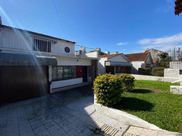 Casa de 3 três quartos, sendo uma suíte com duas vagas de garagem