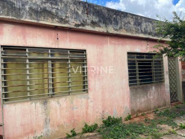 Casa de 3QTS, lote grande vazado para a outra rua/área verde!