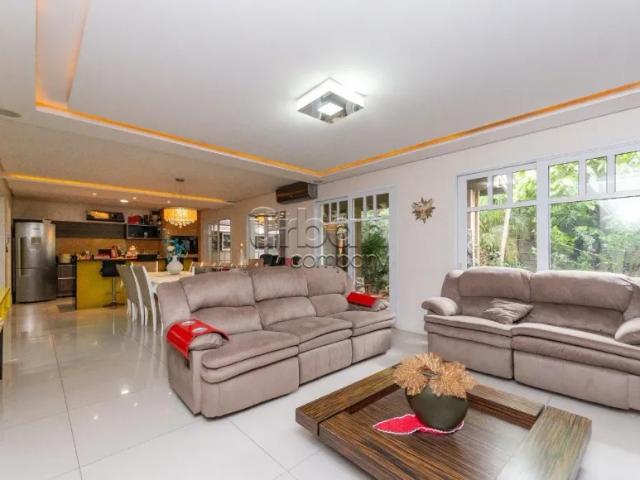 Casa de 4 dormitórios no bairro Jardim Carvalho