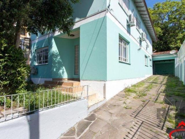 Casa de 4 dormitórios, 1 suíte, 4 vagas, no bairro Tristeza!