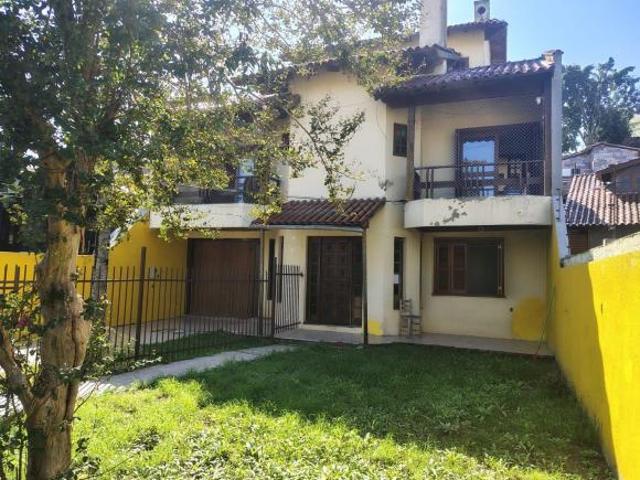Casa de 4 dormitórios, 1 suíte e 4 vagas de garagem no bairro Cavalhada