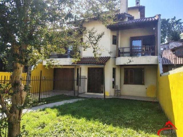 Casa de 4 dormitórios, 1 suíte e 4 vagas de garagem no bairro Cavalhada