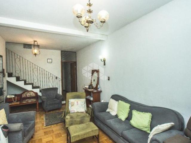 Casa de 4 dormitórios, 1 suíte, sacada, terraço e 2 vagas de garagem, no bairro