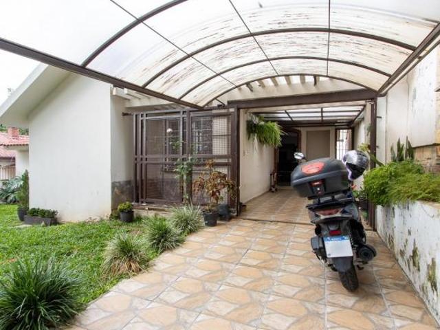 Casa de 4 dormitórios, 2 suítes, piscina, pátio e 2 vagas de garagem