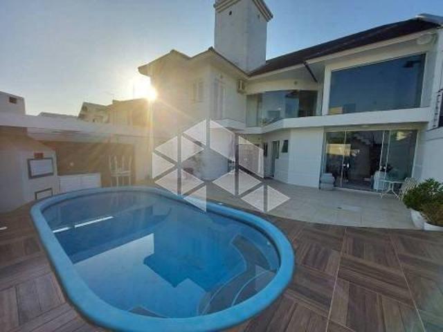Casa de 4 dormitórios, 4 suítes sendo 1 master, cozinha planejada, espaço goumet com piscina. À ven