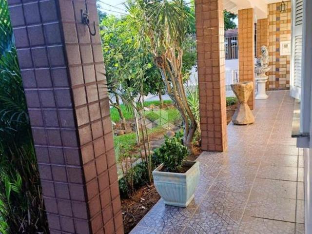Casa de 4 dormitórios com amplo pátio e 5 vagas de garagem no jardim Itú próximo ao Triângulo da Ass