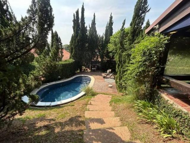 Casa de 4 Dormitórios com Piscina e Espaço Gourmet à Venda no Morumbi R$ 3.000.000