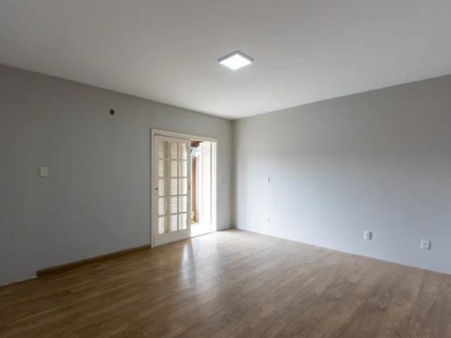 Casa de 4 dormitórios com piscina para locação no bairro Guarujá