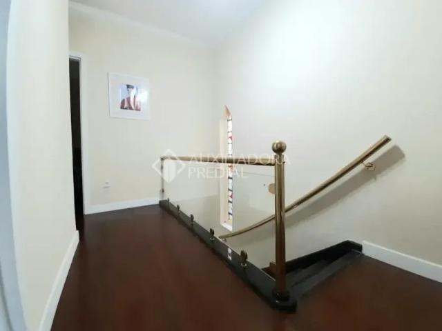 Casa de 4 dormitórios com 1 suíte, 2 vagas de garagem, próximo a todos os recursos