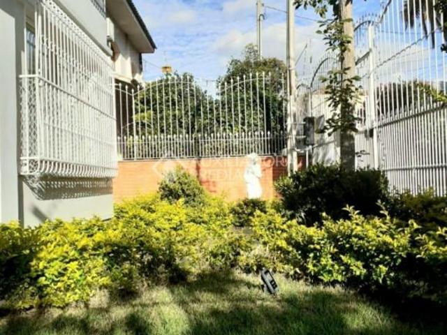 CASA DE 4 DORMITÓRIOS COM 1 SUÍTE, 2 VAGAS DE GARAGEM, PRÓXIMO A TODOS OS RECURSOS