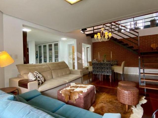 Casa de 4 dormitórios com 300m² privativos com 5 vagas de garagem no bairro Jardim Planalto