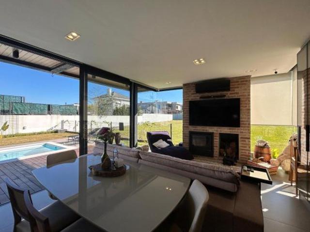 Casa de 4 dormitórios no Condomínio Serra Azul!