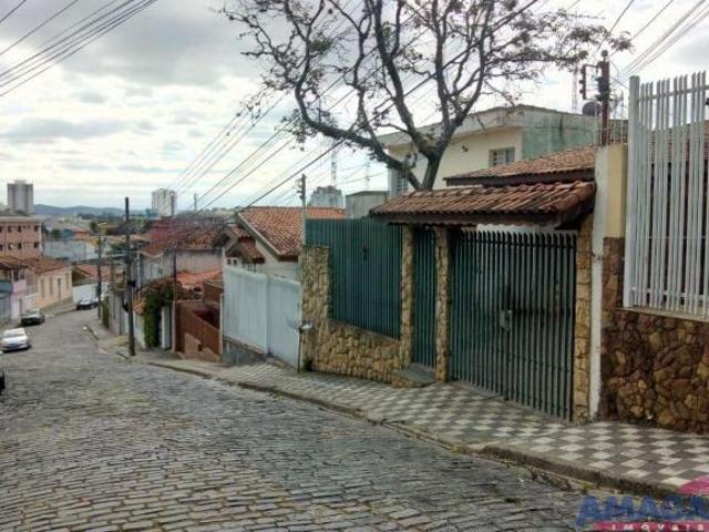 Casa de 4 dormitórios no Centro