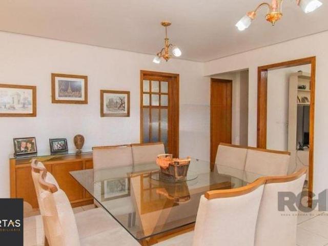 Casa de 4 dormitórios no bairro Cavalhada