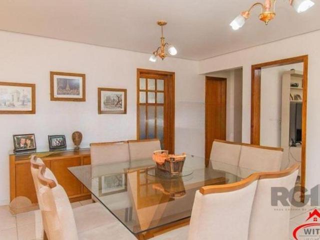 Casa de 4 dormitórios no bairro Cavalhada