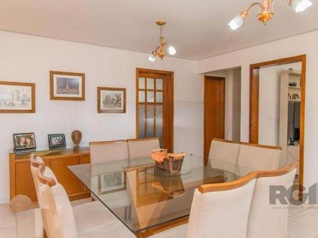 Casa de 4 dormitórios no bairro Cavalhada